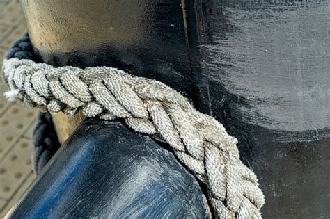 비트에 고정 된 계류선의 클로즈업 부두의 기둥에 부착 된 배의 밧줄 0명에 대한 스톡 사진 및 기타 이미지 0명 강철 계류 Istock