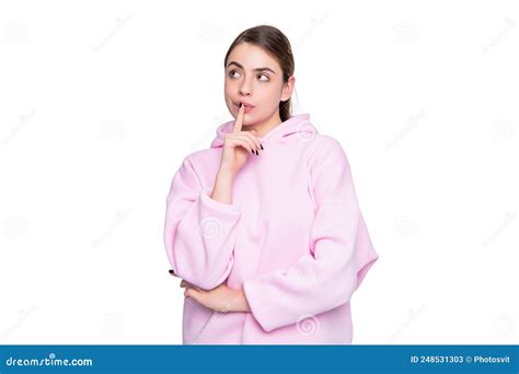 Jovencita Pensativa Con Capucha Rosa Aislada De Fondo Blanco Imagen De