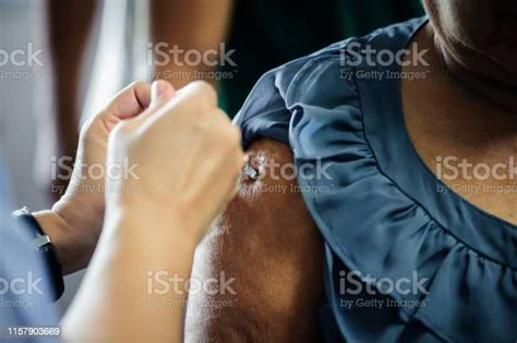 환자는 의료 인에게서 예방 접종을 받습니다 예방의 개념 간호사에 대한 스톡 사진 및 기타 이미지 간호사 건강관리와 의술