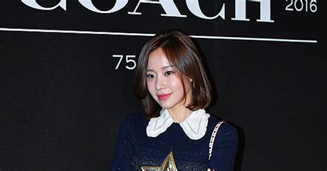 포토엔 김아중 기럭지 돋보이는 벽을 이용한 포즈