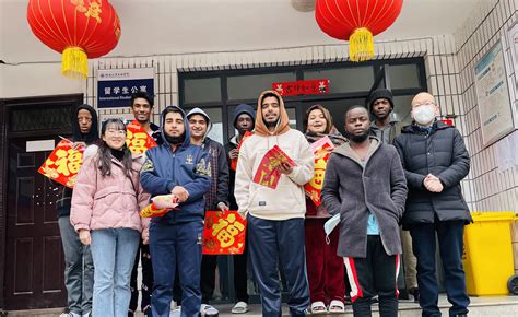 吃饺子贴春联，外籍师生爱上中国“年味” 湖北汽车工业学院新闻网