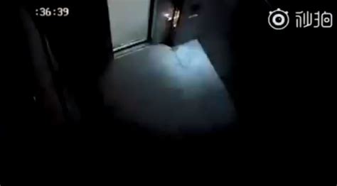 影／屁孩搭電梯對門口小便！她一踏入「鬼片綠光」瞬間上演恐怖火花秒狂噴 Ettoday房產雲 Ettoday新聞雲