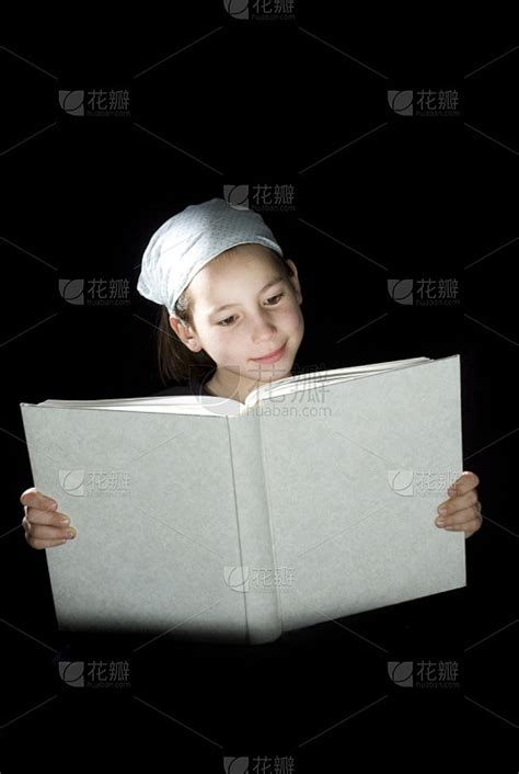 书女孩垂直画幅智慧书页白人知识彩色图片童年儿童