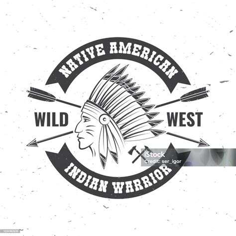 아메리카 원주민 인디언 전사 벡터 셔츠 로고 프린트 스탬프 인도 전사와 티에 대 한 개념 화살과 인도 얼굴 실루엣 빈티지 타이포그래피 디자인 도끼에 대한 스톡 벡터 아트 및