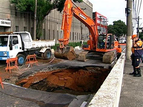 Vídeo Cratera se abre na Avenida Rudge no Centro de São Paulo SP1 G1