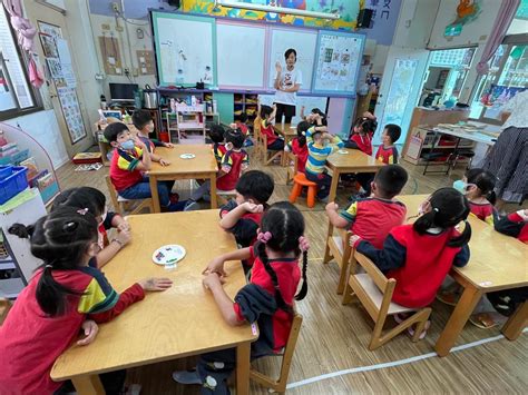 烏日國小 叮叮噹叮叮噹🔔 聖誕節快到了 幼兒園袋鼠班老師剛好講到「跑跑薑餅人」故事，也剛好有家長會做薑餅人