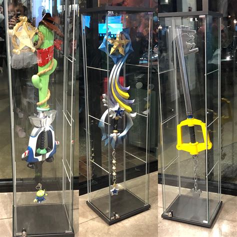 [kh3] Life Sized Keyblades At Kh3 Demo In Orlando R Kingdomhearts