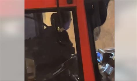 港男搭巴士唔知醒直送車廠兼被困 為逃生起飛腳狂踢車門 網民教路原來可以咁做？ Uhk 港生活