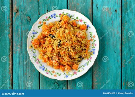 Домодельный Pilaf тыквы Vegan в красочной плите на Tabl бирюзы Стоковое