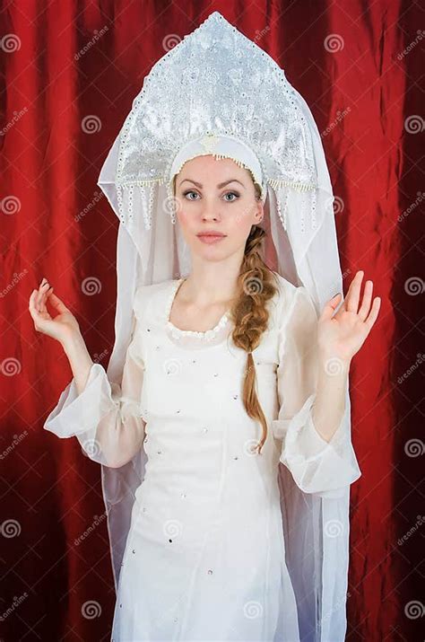 Russisches Mädchen Im Traditionellen Kostüm Stockbild Bild Von