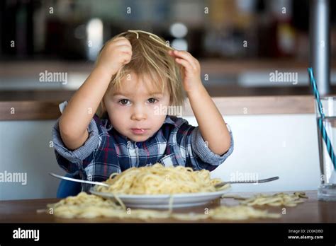 Niño Pequeño Niño Pequeño Comer Espaguetis Para El Almuerzo Y Hacer