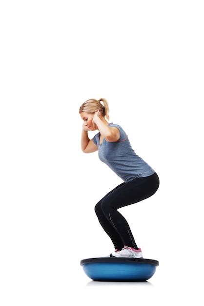 Mulher Bosu Bola E Agachamento Para Exercício Físico Ou Treino Em Um