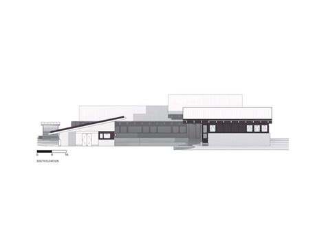 Steel Beams Support Dramatic Roof Overhangs At Washington State Retreat