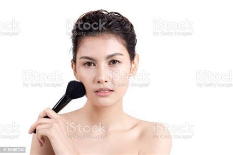 아름 다운 아시아 여자 초상화입니다 아름 다운 여자는 카메라를 찾고입니다 한국 여자는 그녀의 얼굴을만 지입니다 청소년 및 피부