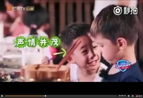 嗯哼满脸饭粒流泪找爸 “小暖男”jasper奶音安慰萌娃嗯哼暖男新浪育儿新浪网