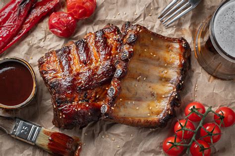 돼지 갈비 바베 큐 소스 구이 고 종이에 꿀에 Caramelized 맥주에 맛 있는 간식 최고의 볼 수 있습니다 평면 배치