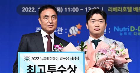 송진우 고우석 최고투수상 기념 촬영 포토