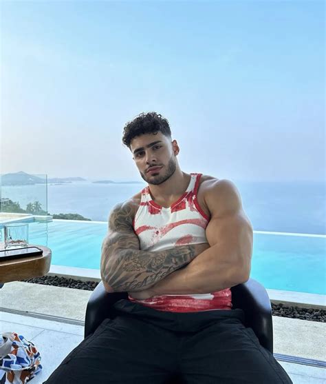 Muscle Worship Kurdish Bull Jacks Off In…