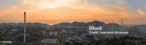 정유 공장 바지 가스 석유 화학 화학 장비 Prodiction 수입 수출 개념 원유 정제 공장 강철 펌프 파이프 라인 및 굴뚝