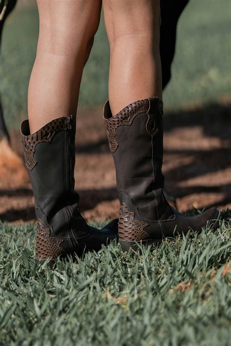 꽃 꽃무늬 낭만적인 농촌의 데님 원피스 들판 따뜻한 미적 소녀 밝은 벨트 블루 빨간 장미 서양 미술 서양 패션 손 스타일 스타일리시한 신발