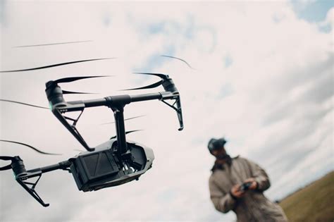 Premium Photo Man Controlling Fpv Quadcopter Drone With Goggles