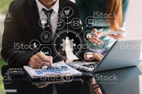 마케팅 가상 아이콘이있는 노트북 및 디지털 태블릿을 사용하는 비즈니스 2명에 대한 스톡 사진 및 기타 이미지 2명 개념