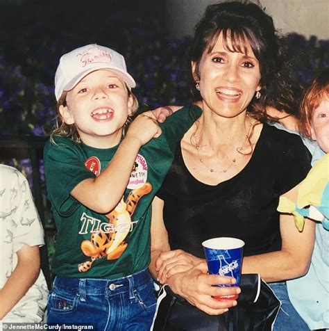 Jennifer Aniston Says She And Im Glad My Mom Died Creator Jennette
