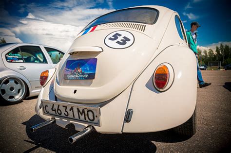 복원 된 폭스 바겐 딱정벌레 양식에 일치시키는 번호 53 맑은 화창한 날에 거리에 주차 뒷면 보기 1970 1979 년에 대한 스톡 사진 및 기타 이미지 Istock