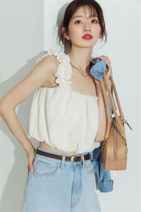 ＜小室安未＞cancamモデルが夏コーデ くびれも披露 透け感アイテムで軽やかに