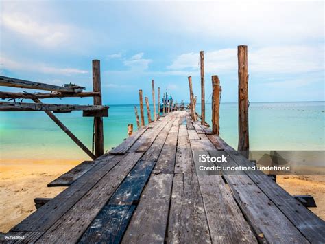 Pantai Yang Indah Dengan Langit Biru Dan Dermaga Kayu Foto Stok Unduh