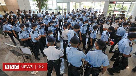香港国安法：《苹果日报》香港总部再次被过百名警员大搜查 5名公司董事被捕 Bbc News 中文