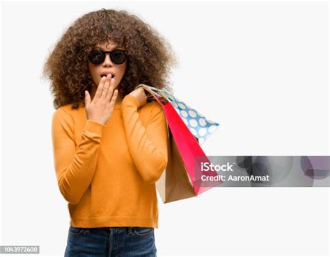 아프리카계 미국인 여자 들고 쇼핑 가방 커버 실수 두려움 침묵 비밀 개념에에서 무서 워의 표현에 대 한 수치와 충격 손으로 입