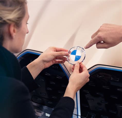 宝马BMW透明新logo设计 宝马LOGO发展历史 诗宸标志设计
