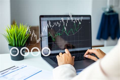 통계 그래프 및 차트를 보여주는 노트북에서 여성 분석가 및 책상 작업 사무실의 나무 테이블에 감수에 대한 스톡 사진 및 기타 이미지 Istock