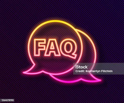 검은 색 배경에 격리 텍스트 Faq 정보 아이콘 빛나는 네온 라인 음성 거품 텍스트 Faq가 있는 원 버튼입니다 벡터