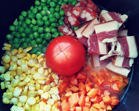 【电饭煲五彩焖饭的做法步骤图，怎么做好吃】美食老学究下厨房