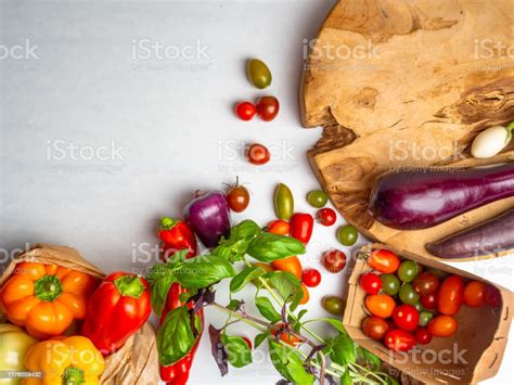 흰색 테이블에 에코 종이 가방에 원시 야채 신선한 토마토 바질 가지 피망의 전망 건강한 식생활 개념 가지 채소에 대한 스톡 사진