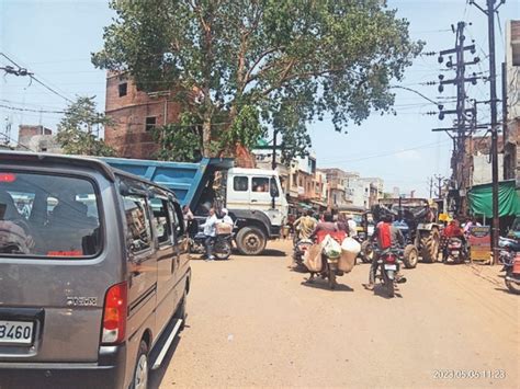 वाहन चालकों की जल्दबाजी से शहर के प्रमुख तिराहों और मार्गों पर लग रहा