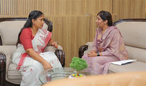 Suneetha Narreddy హోంమంత్రి అనితను కలిసిన వివేకా కుమార్తె సునీత Ys