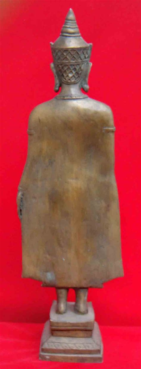 พระพุทธรูปปางห้ามญาติ ทรงเครื่อง เนื้อขันลงหินผิวเก่า ความสูง 20 นิ้ว ผิวพระเริ่มมีอายุ หล่อองค์