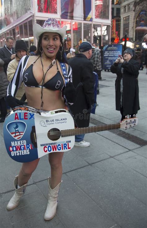 Alex La Vaquera Desnuda Entretiene A La Muchedumbre En Times Square