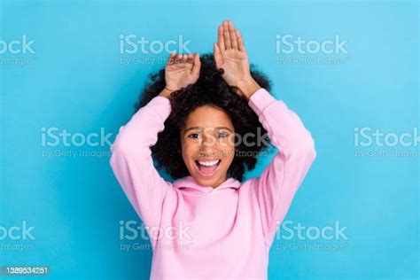 밝은 파란색 배경에 고립 된 재미 토끼 귀를 보여주는 매력적인 쾌활한 펑키 소녀의 초상화 부활제에 대한 스톡 사진 및 기타 이미지 부활제 파란색 배경 갈색 머리