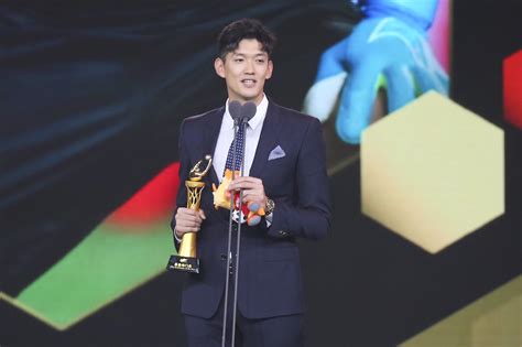 中超年度颁奖｜颜骏凌上演最佳门将“帽子戏法”，再次感谢徐根宝体育 文汇网