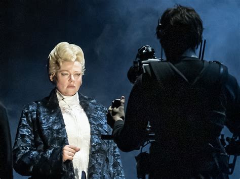 1 Show 26 Characters Sarah Snook Shares The Stage With Herself In