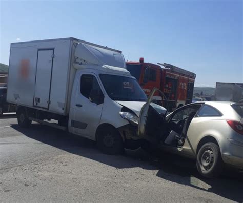 Accident între un camion și o mașină în Gilău Un bărbat a ajuns la