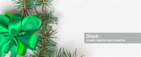 메리 크리스마스와 해피 홀리데이 인사말 카드 프레임 배너 흰색 배경 상단보기에 크리스마스 선물과 녹색 장식 새해 컨셉 플랫 레이
