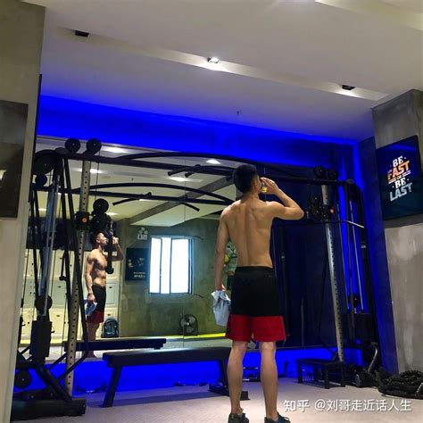 不愧是《东北插班生》里的“最强男人”！黄曦彦寸头肌肉堪称完美~ 知乎