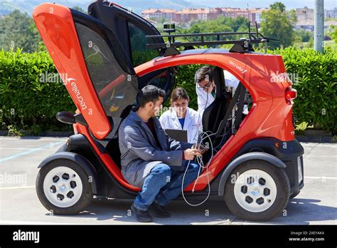 Twizzy Electric Vehicle Researchers Work In Two Electric Cars The First One Piloted Manually