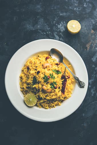 레몬 쌀은 남쪽 인도 강 황 쌀 이나 Maharashtrian 견과류 카레 잎 레몬 주스 선택적 초점 Garnished 남은
