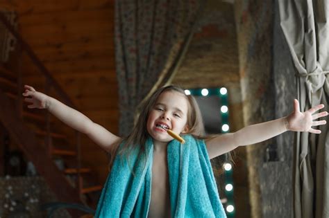 Une Petite Fille Se Brosse Les Dents Dans La Salle De Bain Portrait D Un Enfant Avec